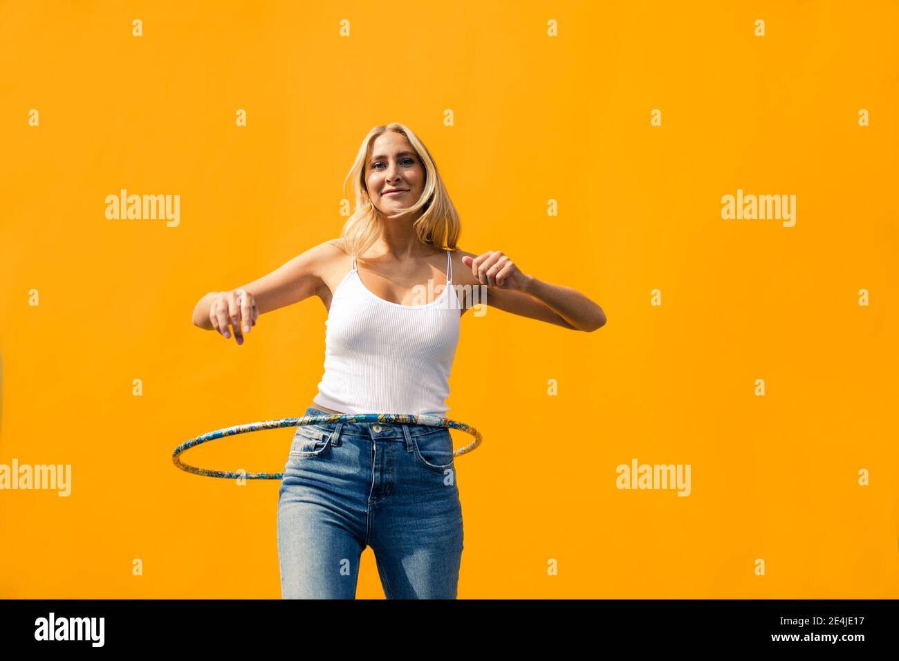 Hula hoop woman hi-res stock photography and images - Alamy