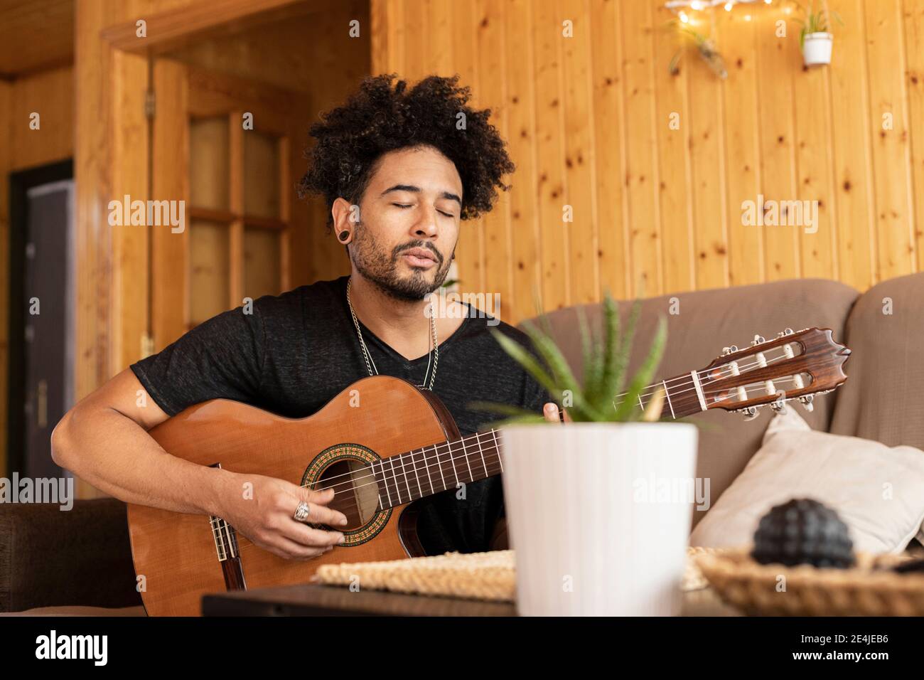 Man singing playing guitar hi-res stock photography and images - Alamy