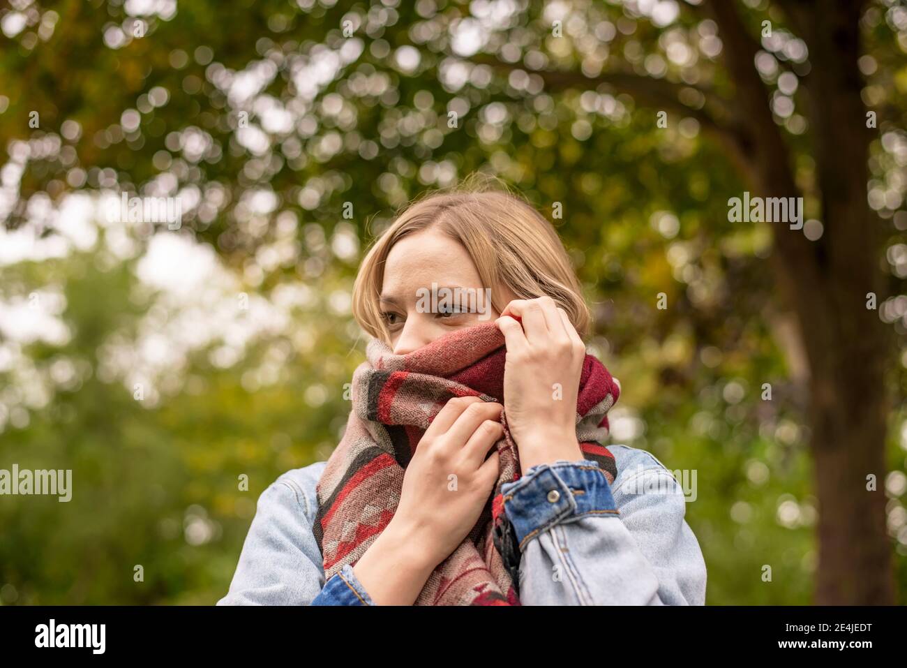 Scarf covering face hi-res stock photography and images - Alamy