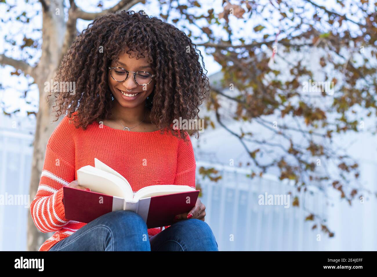 African women reading book hi-res stock photography and images - Alamy