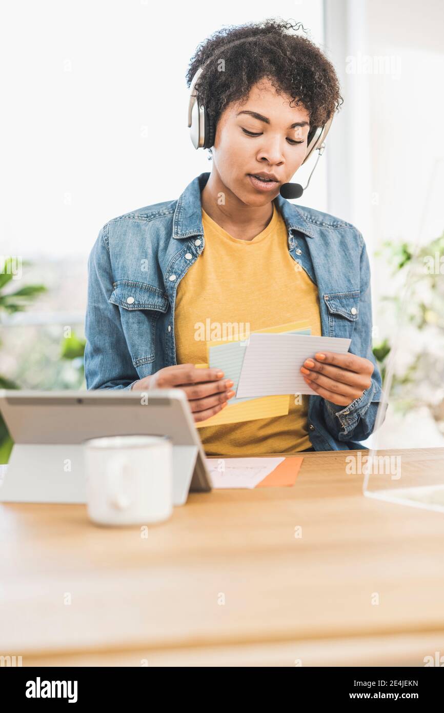 Young black woman headset working hi-res stock photography and images ...