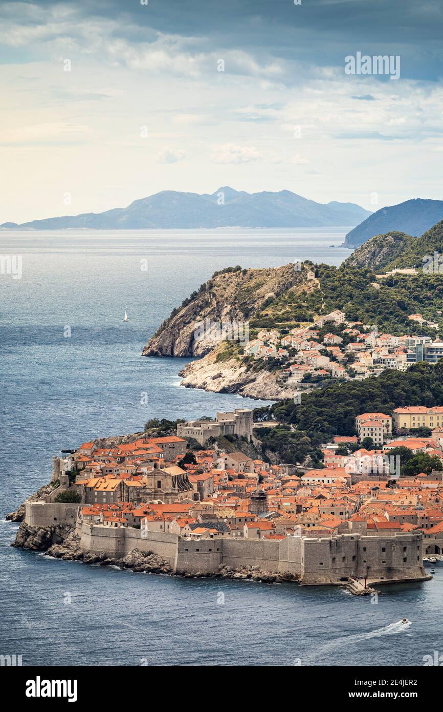 Town on sea hi-res stock photography and images - Alamy