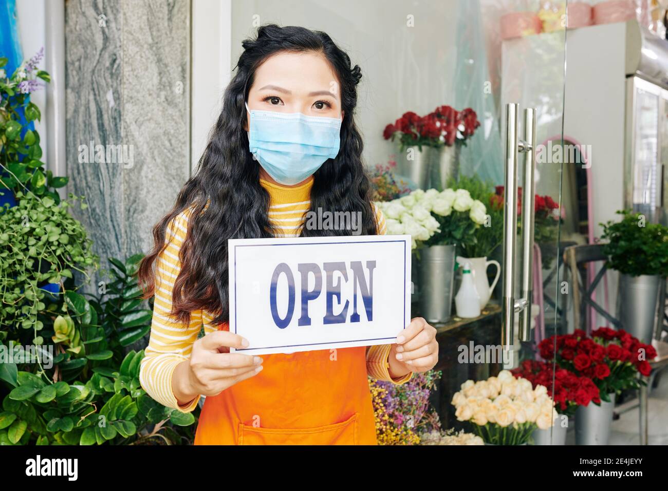 Flower shop cashier hi-res stock photography and images - Alamy