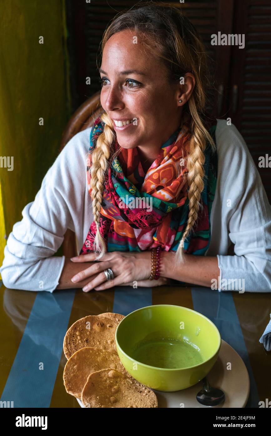 Smiling mexican woman hi-res stock photography and images - Alamy