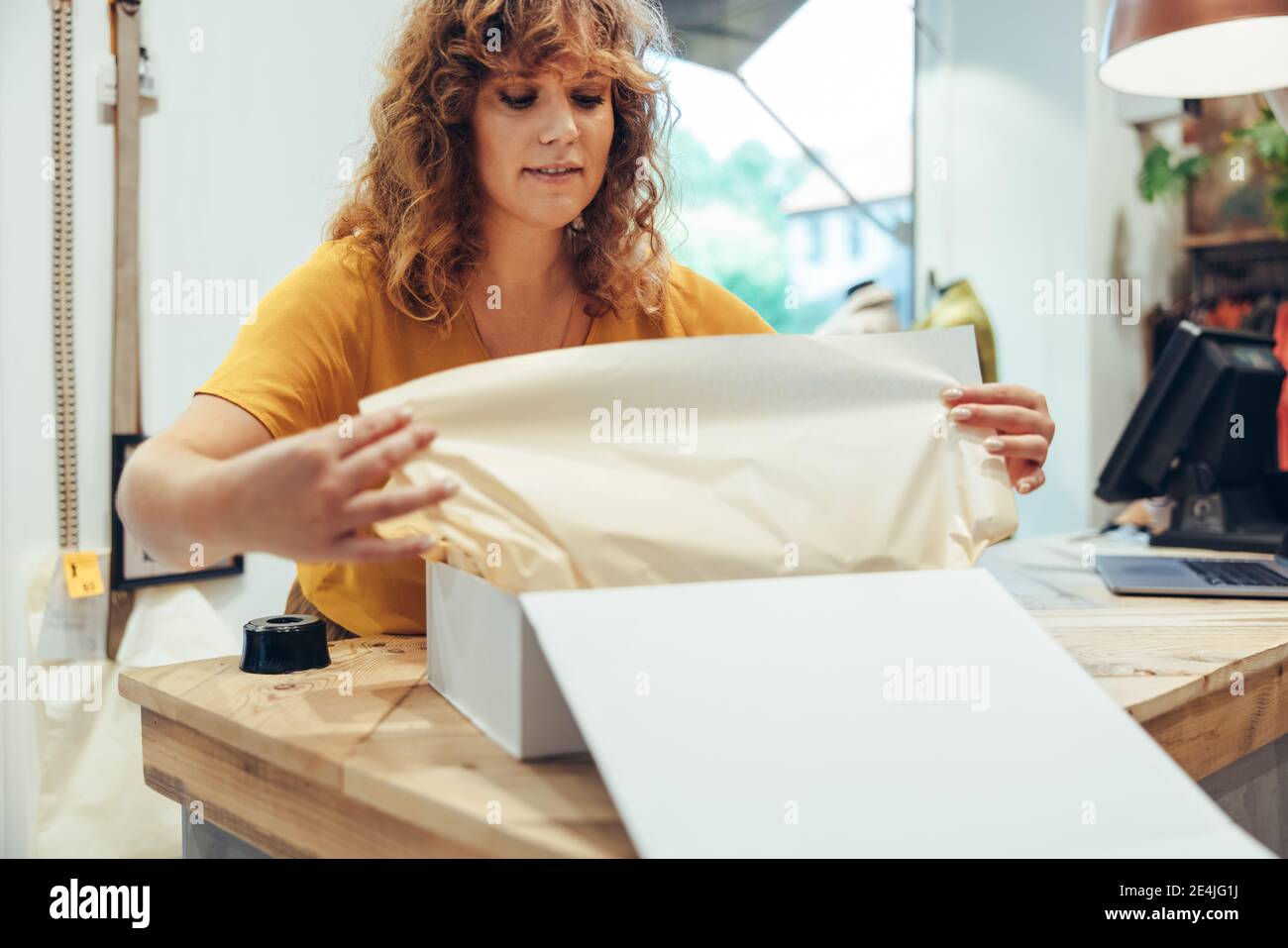 Packing a box hi-res stock photography and images - Alamy