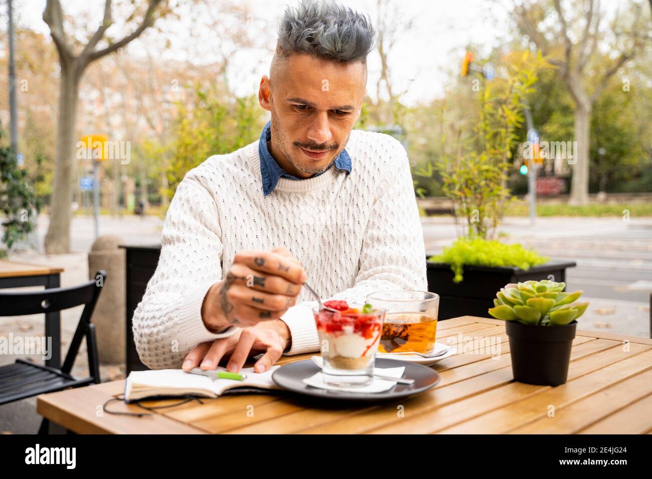 Man on the dessert hi-res stock photography and images - Alamy