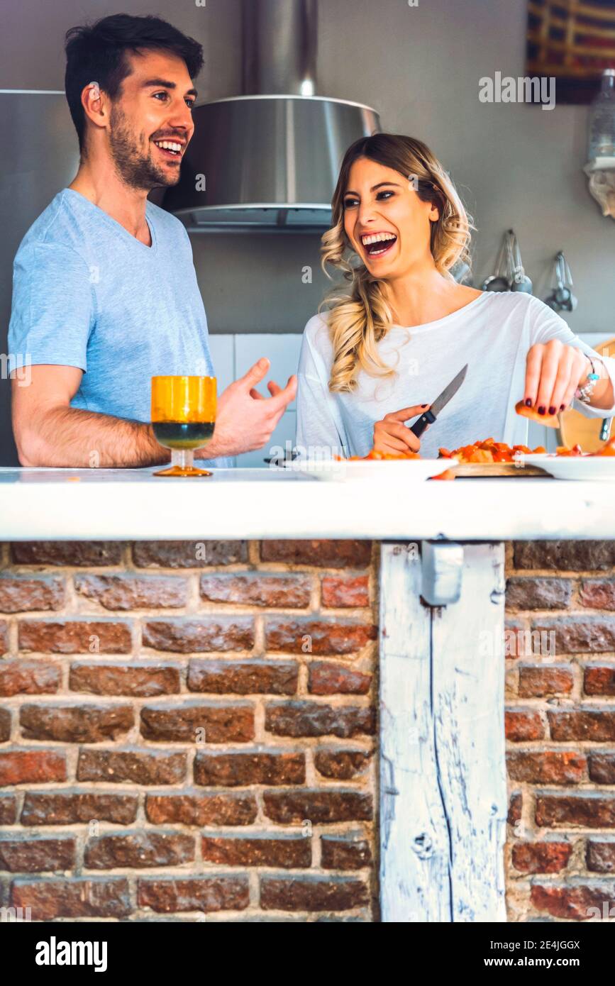 Healthy eating laughing couple hi-res stock photography and images - Alamy
