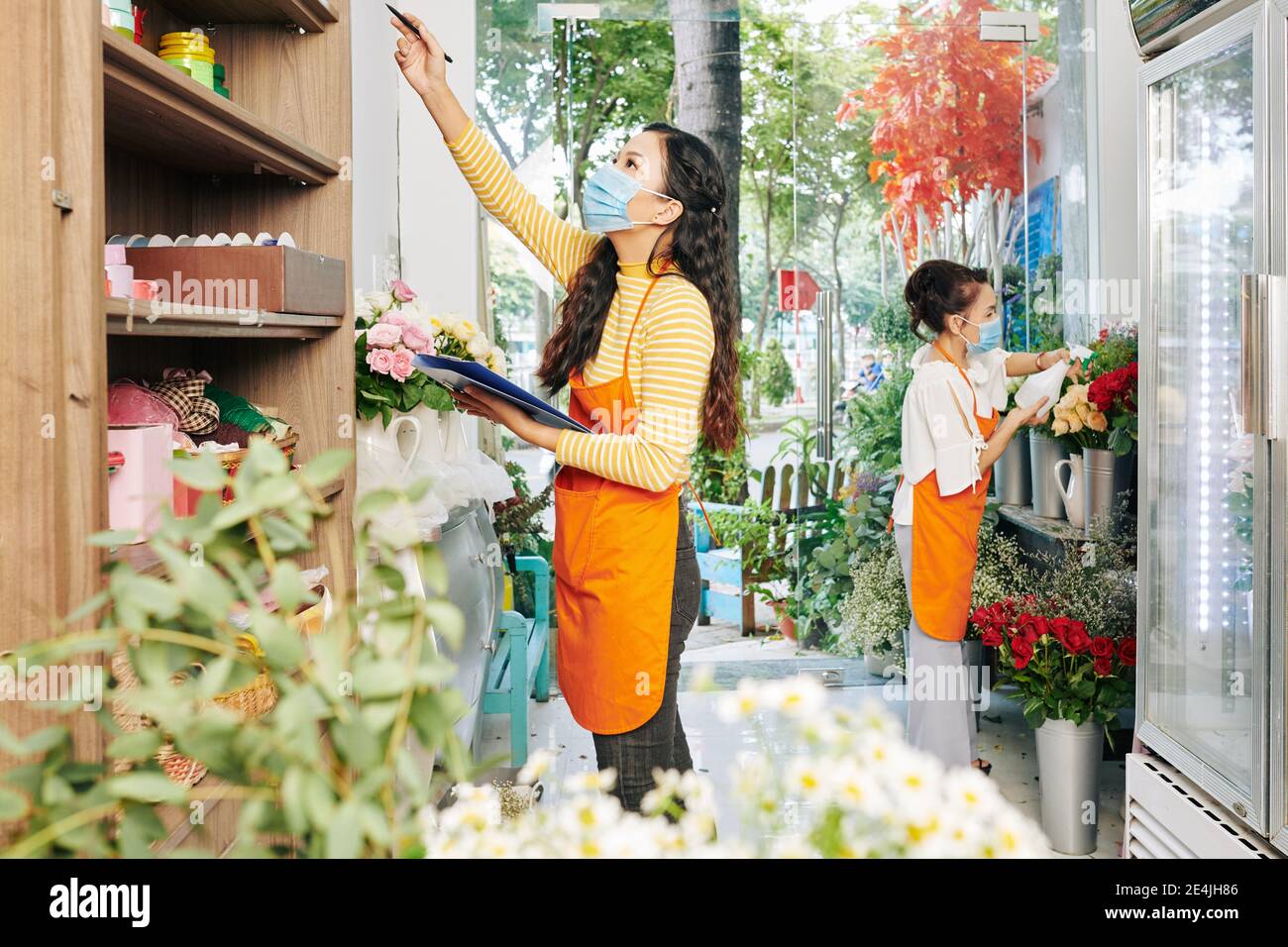 Opening flower shop hi-res stock photography and images - Alamy