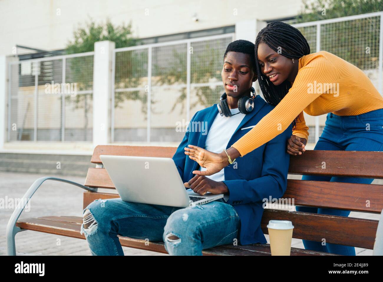 Teenage couple talking hi-res stock photography and images - Alamy