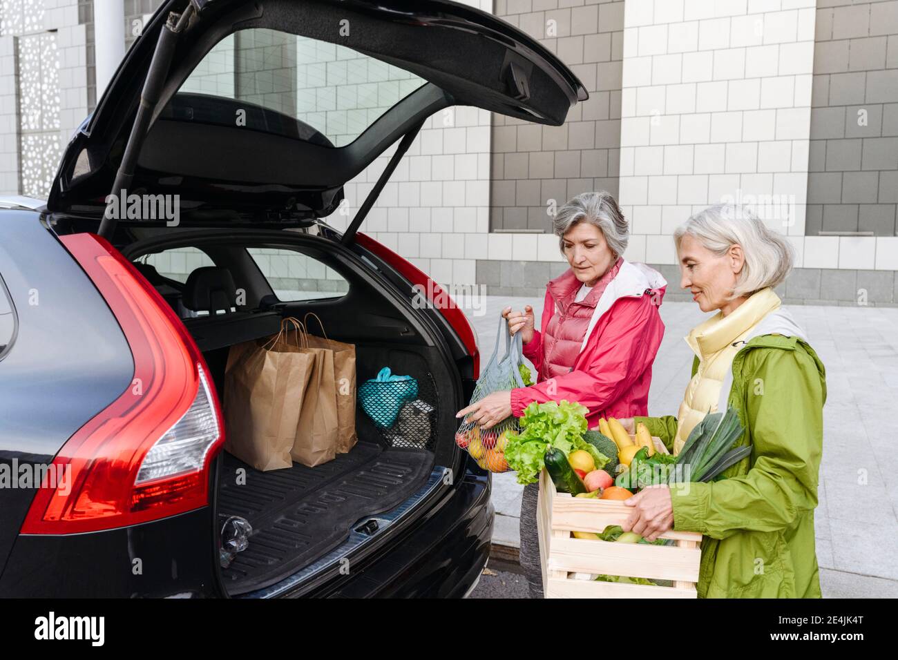 Product loading hi-res stock photography and images - Alamy