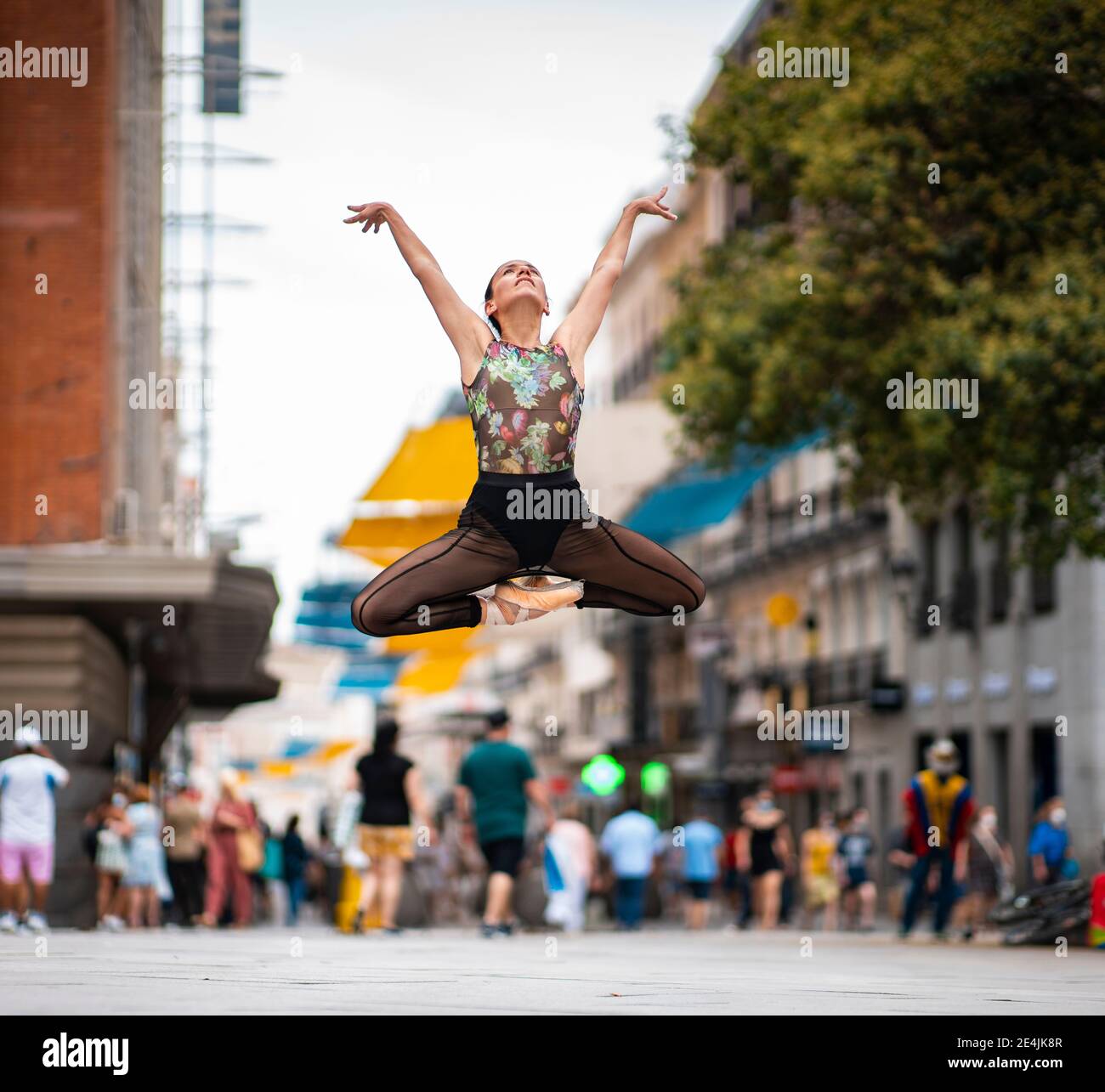 Dancer in the street hi-res stock photography and images - Alamy