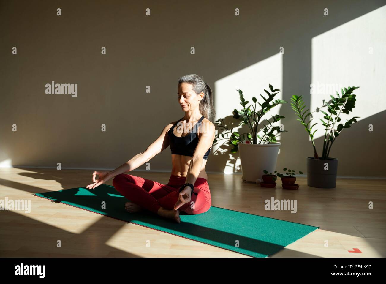 Room exercise routine hi-res stock photography and images - Alamy