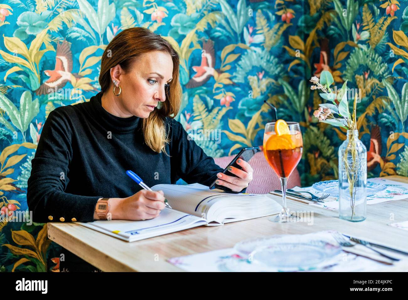 Woman in restaurant working hi-res stock photography and images - Alamy