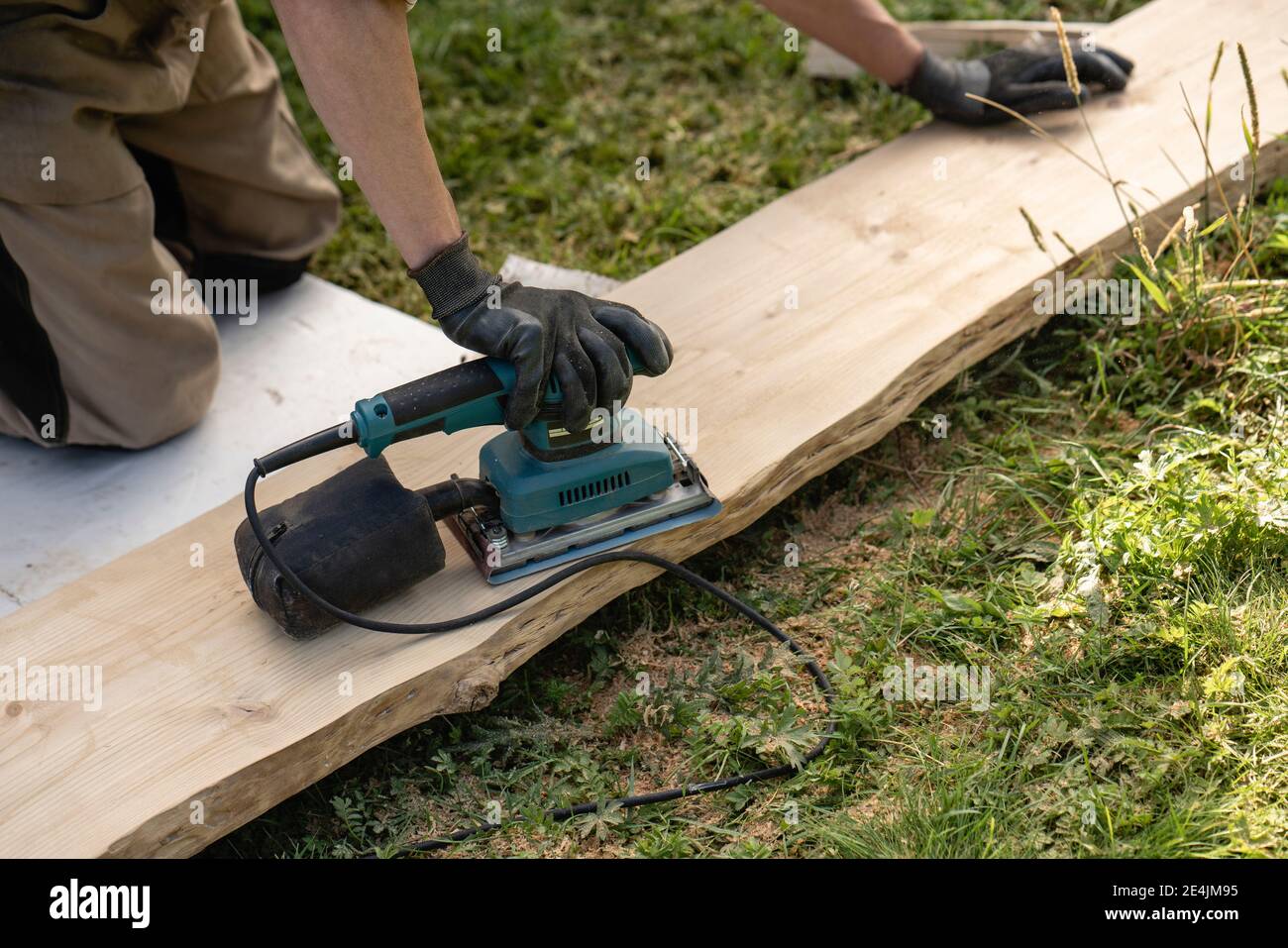 Man working with grinding machine hi-res stock photography and images ...
