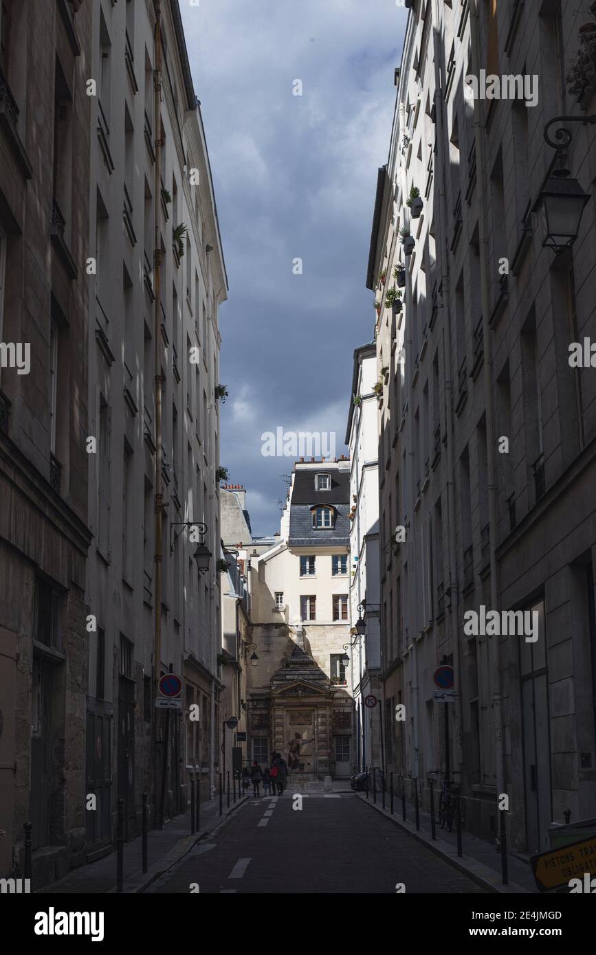 dim city street Stock Photo - Alamy