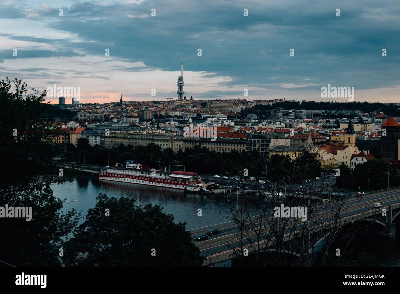 Distant view city people hi-res stock photography and images - Alamy