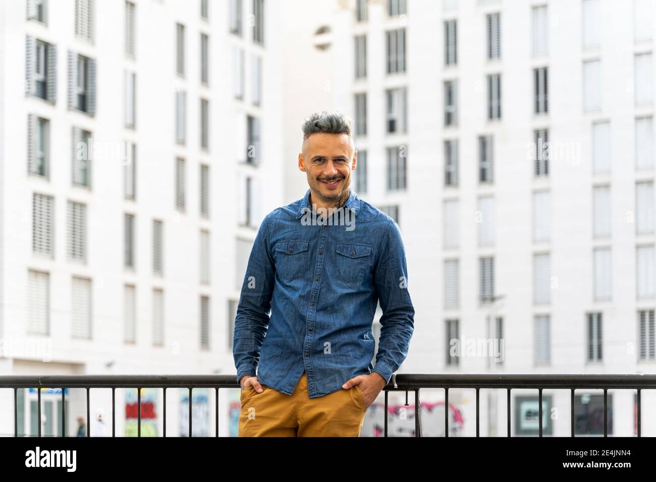 Man leaning against railing hi-res stock photography and images - Alamy