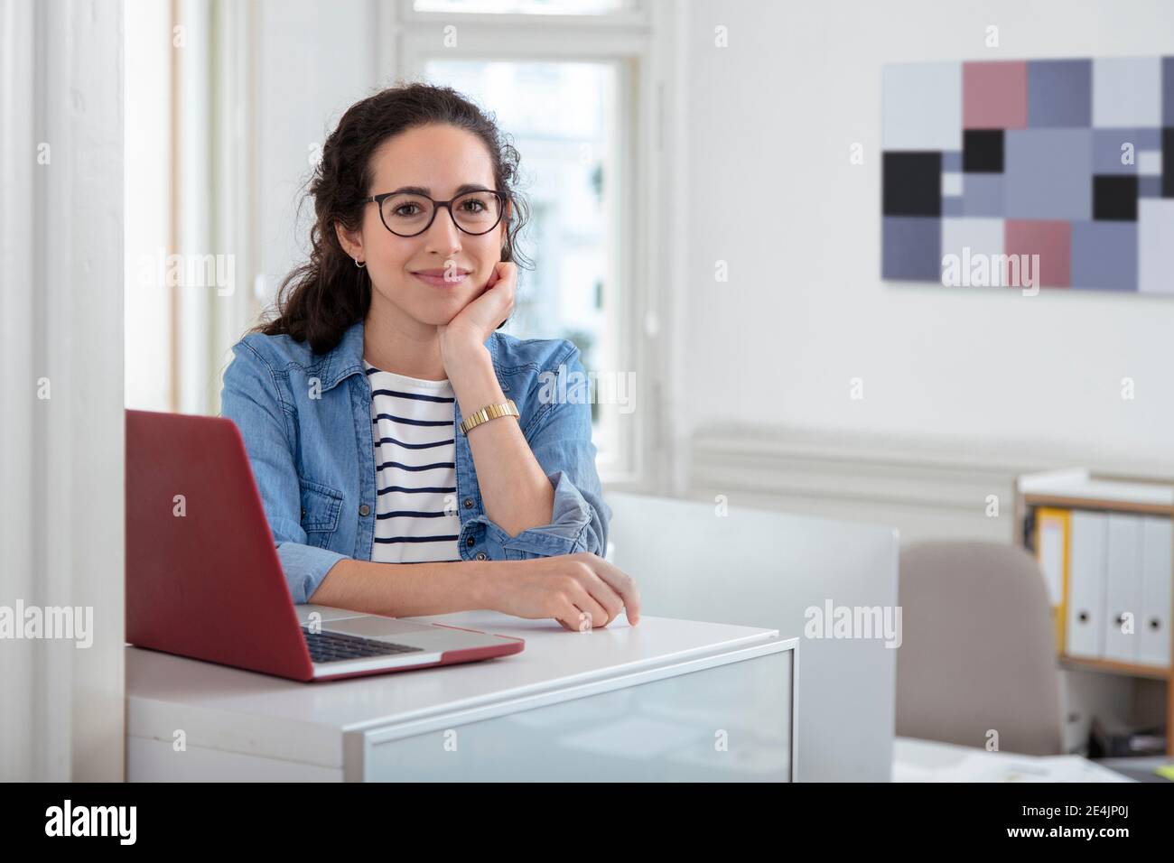 Female office worker at desk hi-res stock photography and images - Alamy