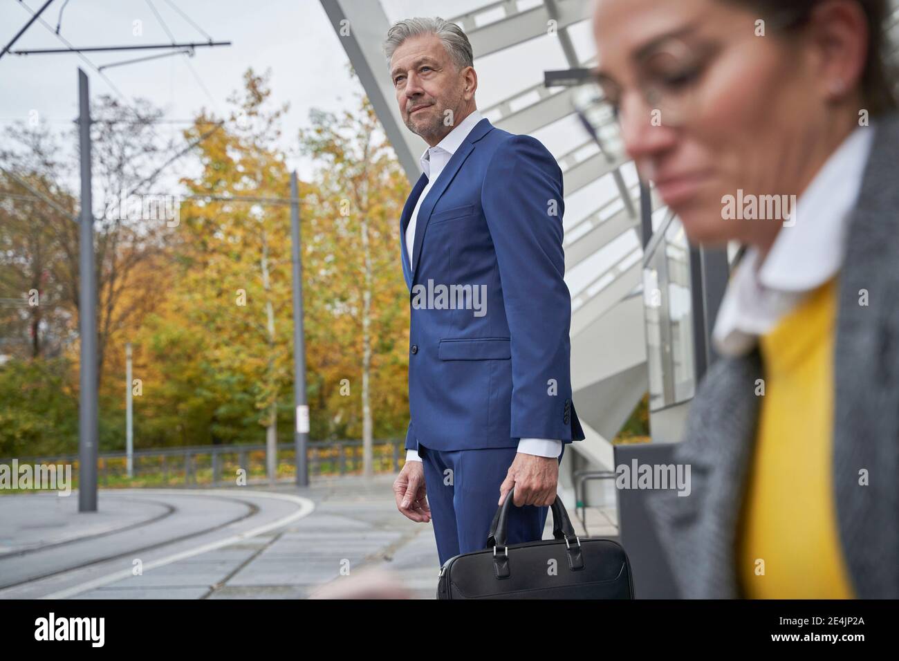 People standing waiting by bus stop hi-res stock photography and images ...