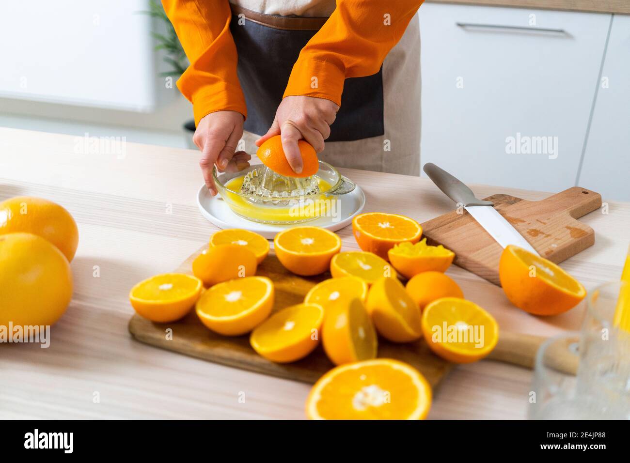 Squeezing fruit juice hi-res stock photography and images - Alamy