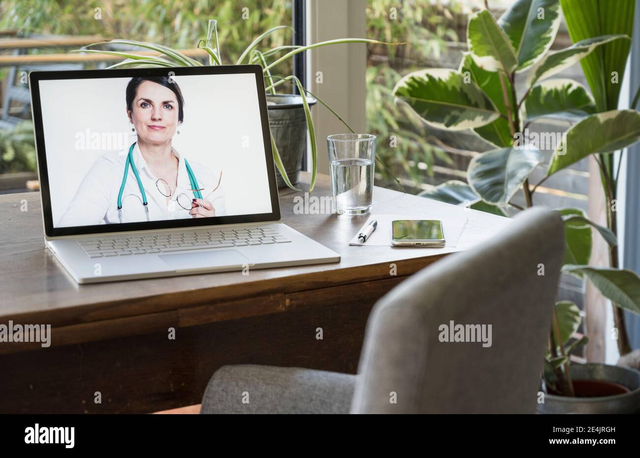 Doctor on smartphone screen hi-res stock photography and images - Alamy