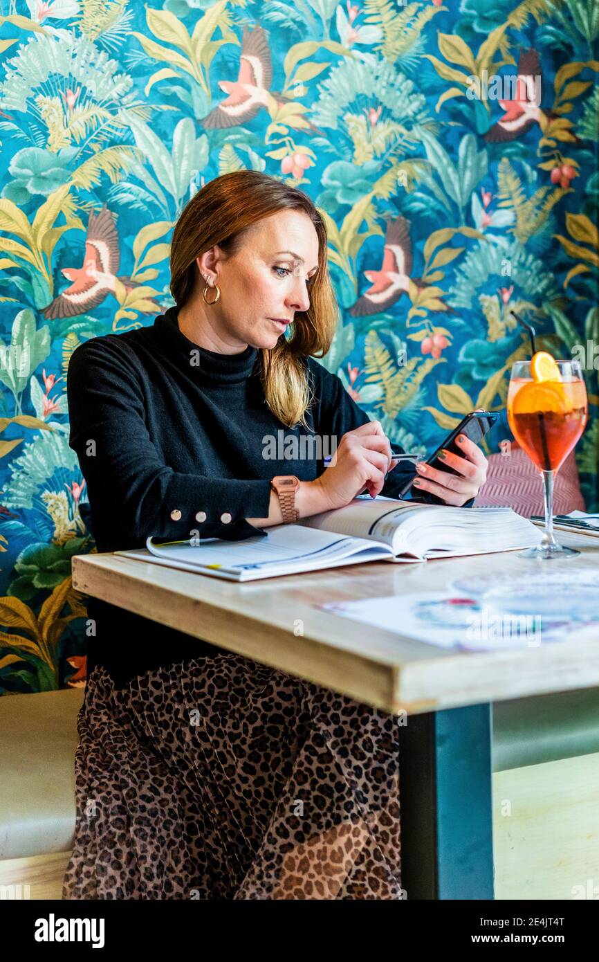 Woman in restaurant working hi-res stock photography and images - Alamy