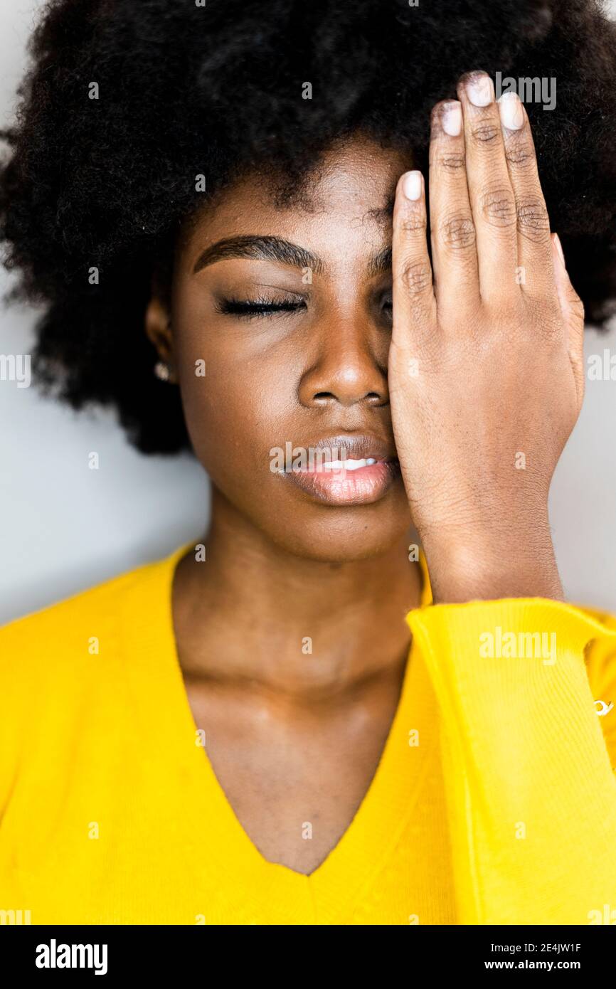 Hand covering eyes black and white hi-res stock photography and images ...