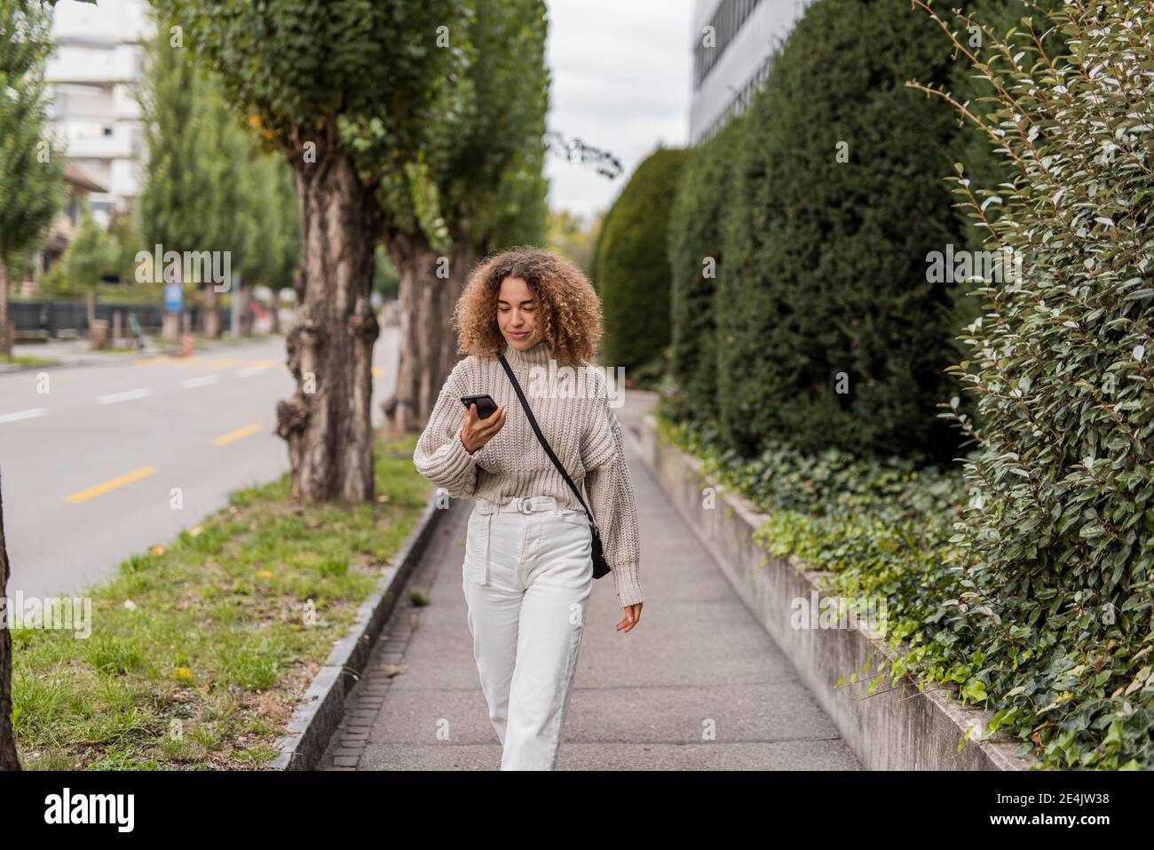 City walking woman smart hi-res stock photography and images - Alamy