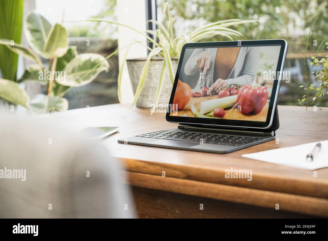 Tutorial and video hi-res stock photography and images - Alamy