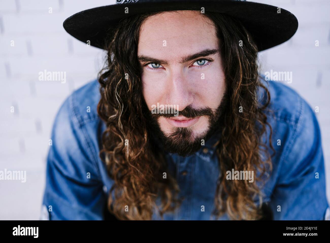 Fashionable young man with gray eyes wearing hat Stock Photo - Alamy
