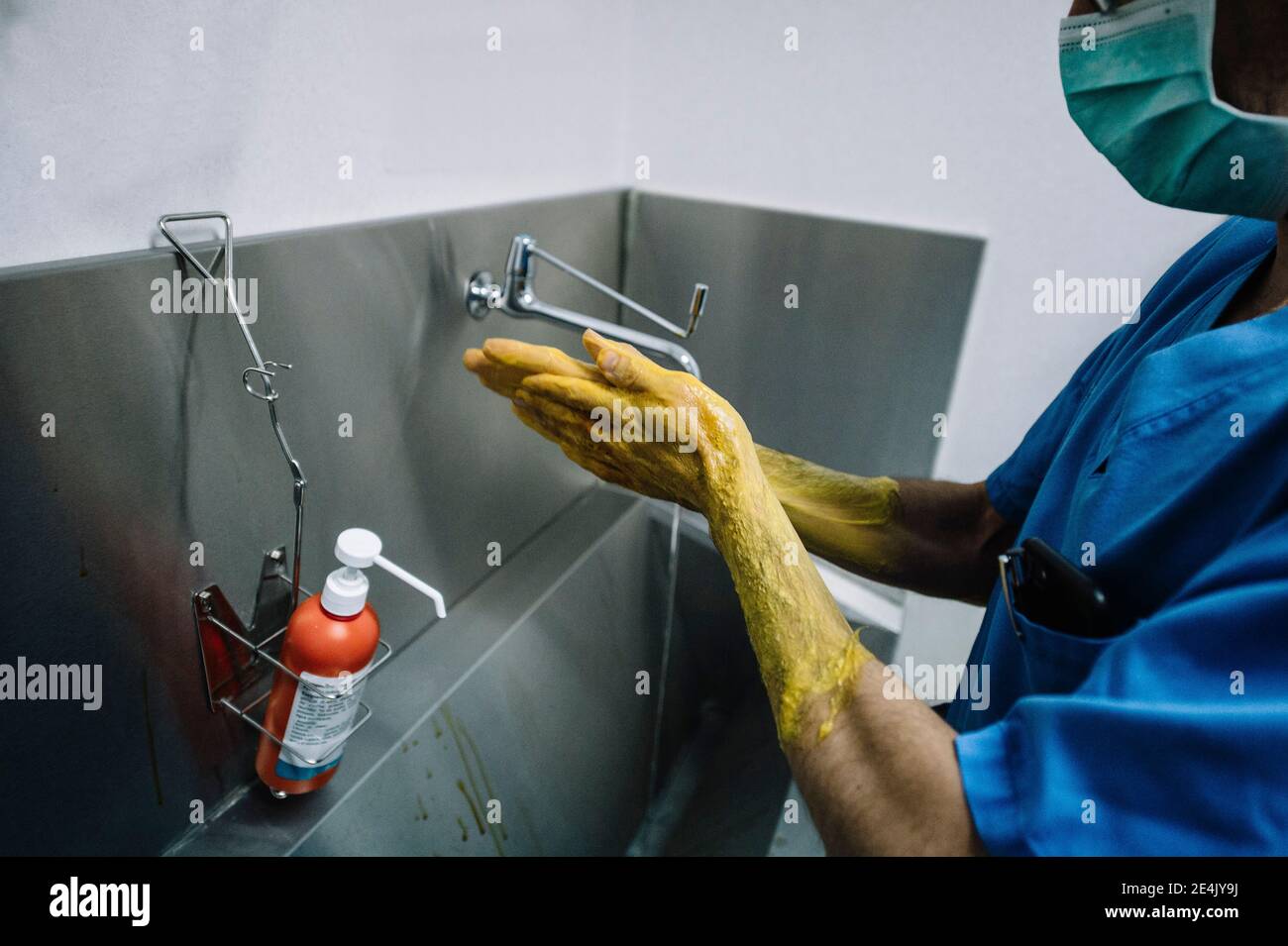Doctor back view hospital hi-res stock photography and images - Alamy