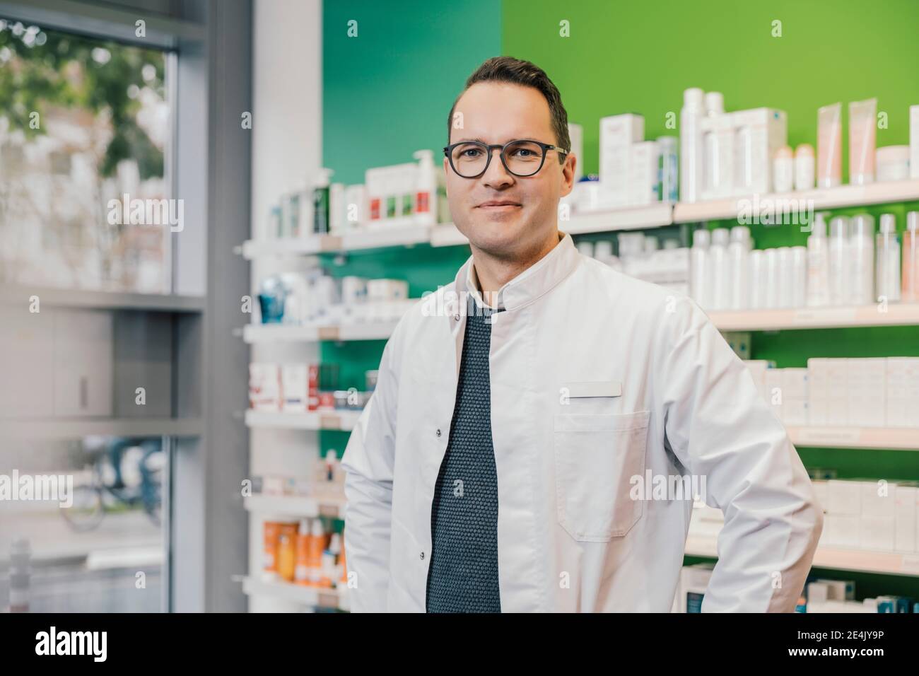 Pharmacist wearing lab coat hi-res stock photography and images - Alamy