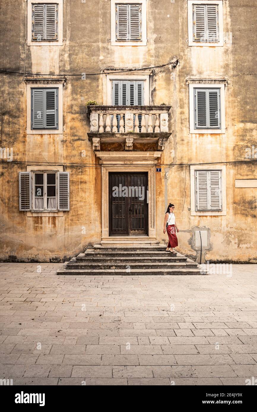 Descending steps hi-res stock photography and images - Alamy