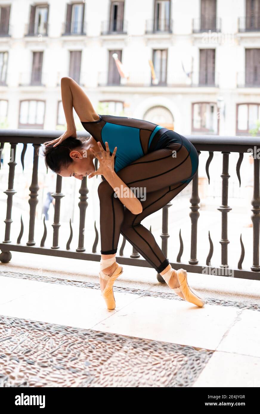 Ballet dancer ballerina dancing in hi-res stock photography and images ...