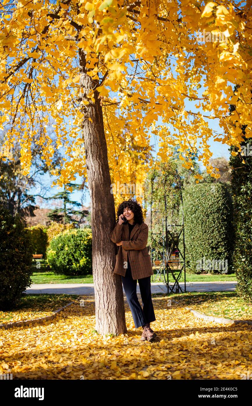 Women standing under tree hi-res stock photography and images - Alamy