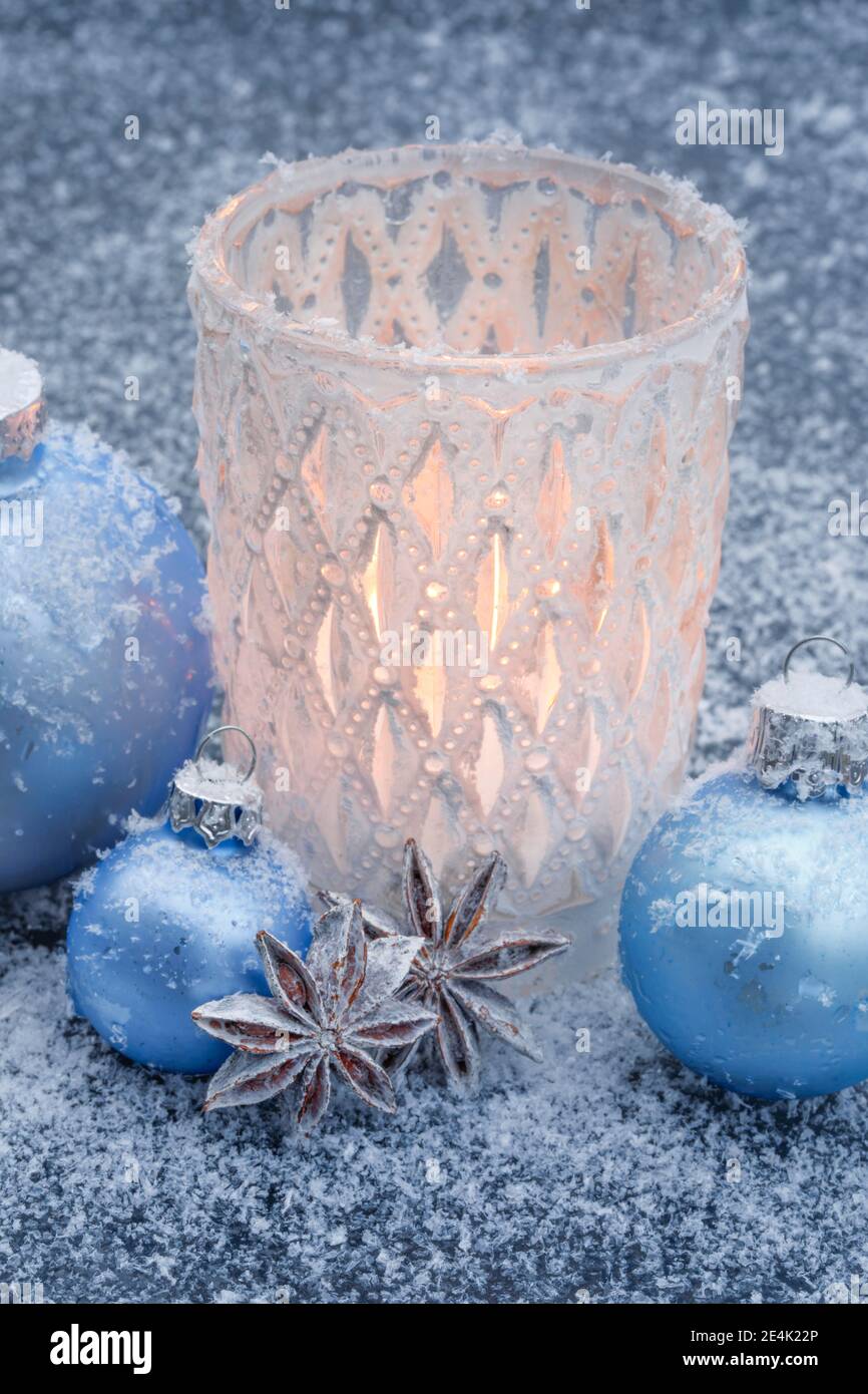 Natural outdoor Advent decoration with ice and snow Stock Photo - Alamy
