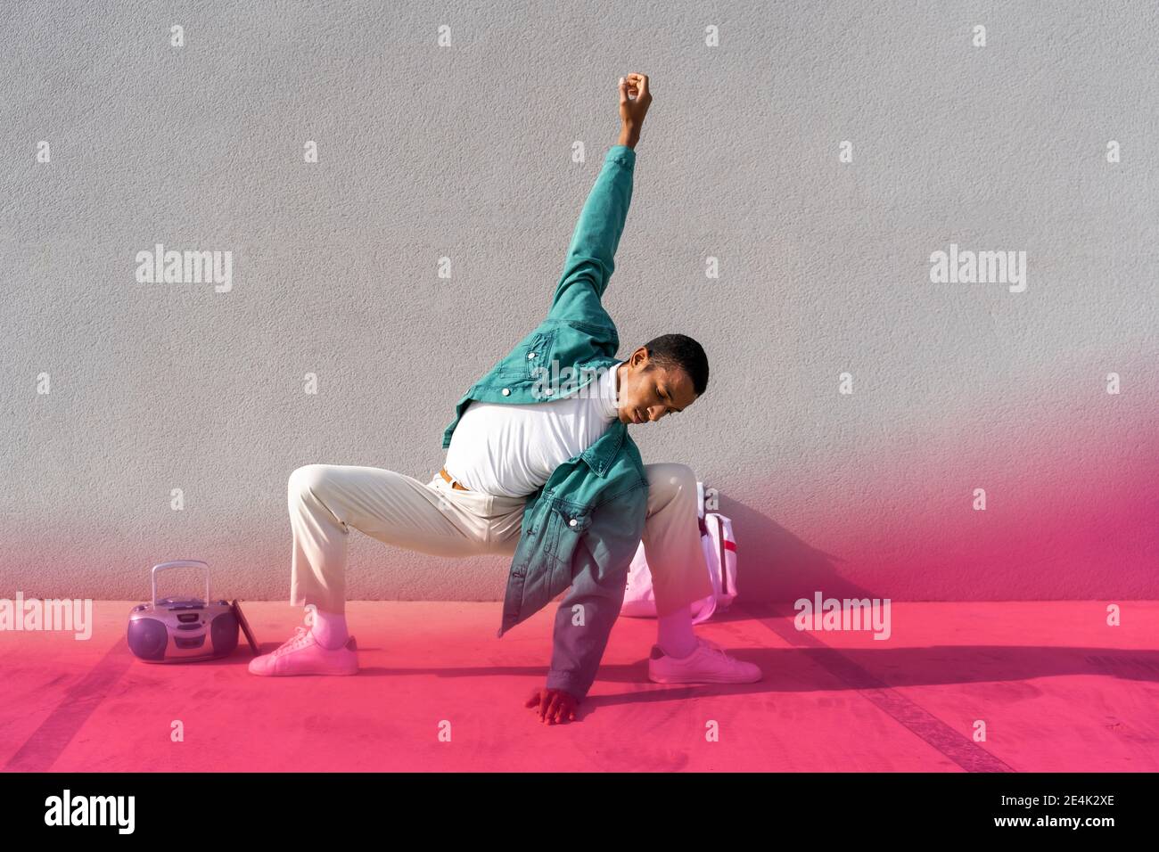 Crouching dancer hi-res stock photography and images - Alamy