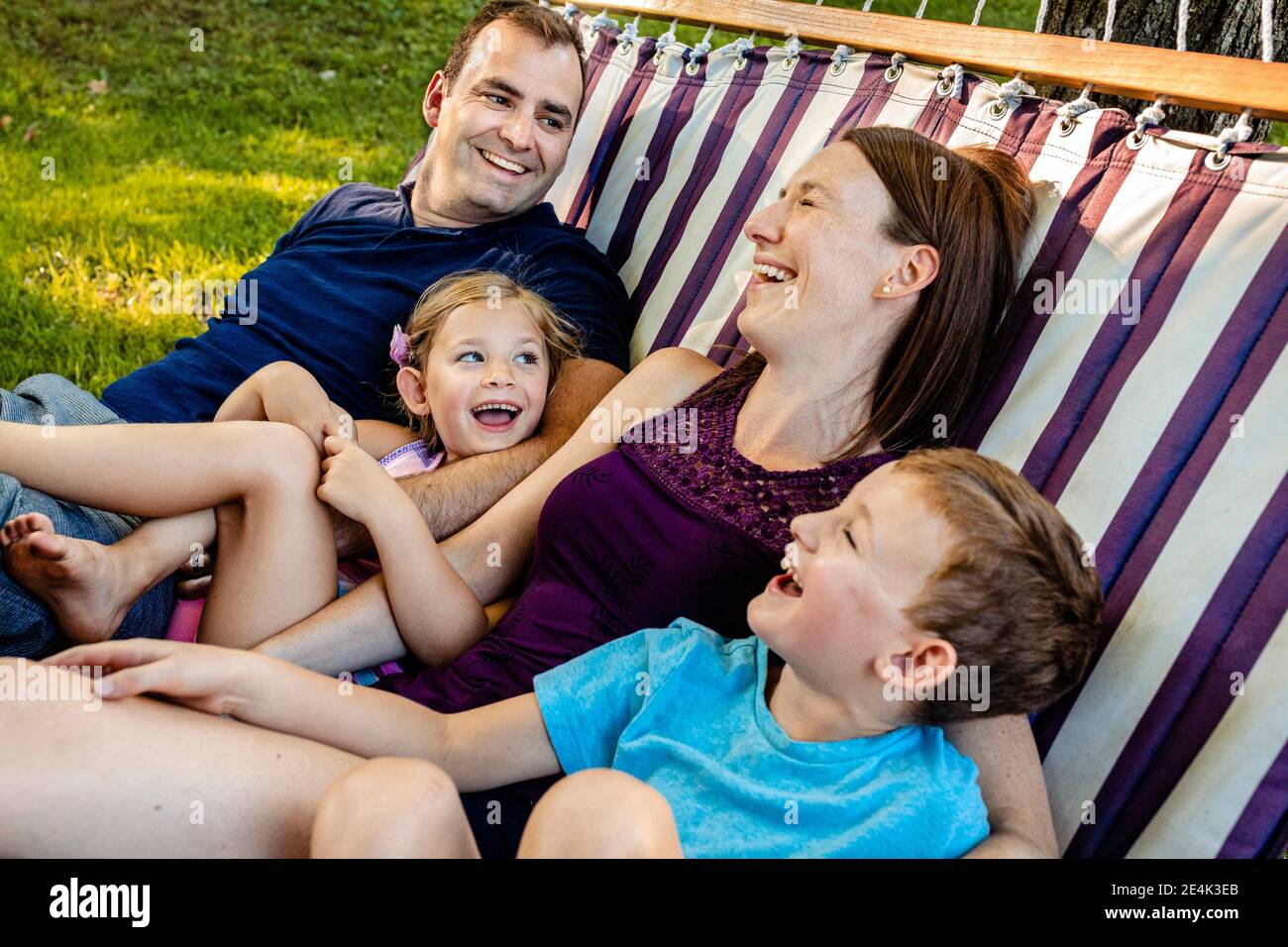 Family laughing hi-res stock photography and images - Alamy