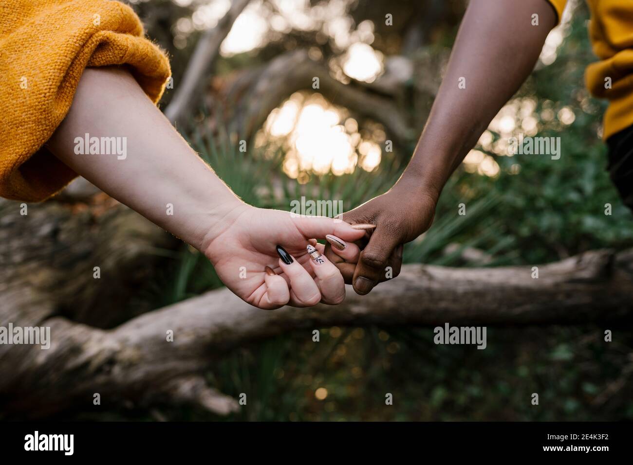 Hand in hand man woman close up hi-res stock photography and images - Alamy