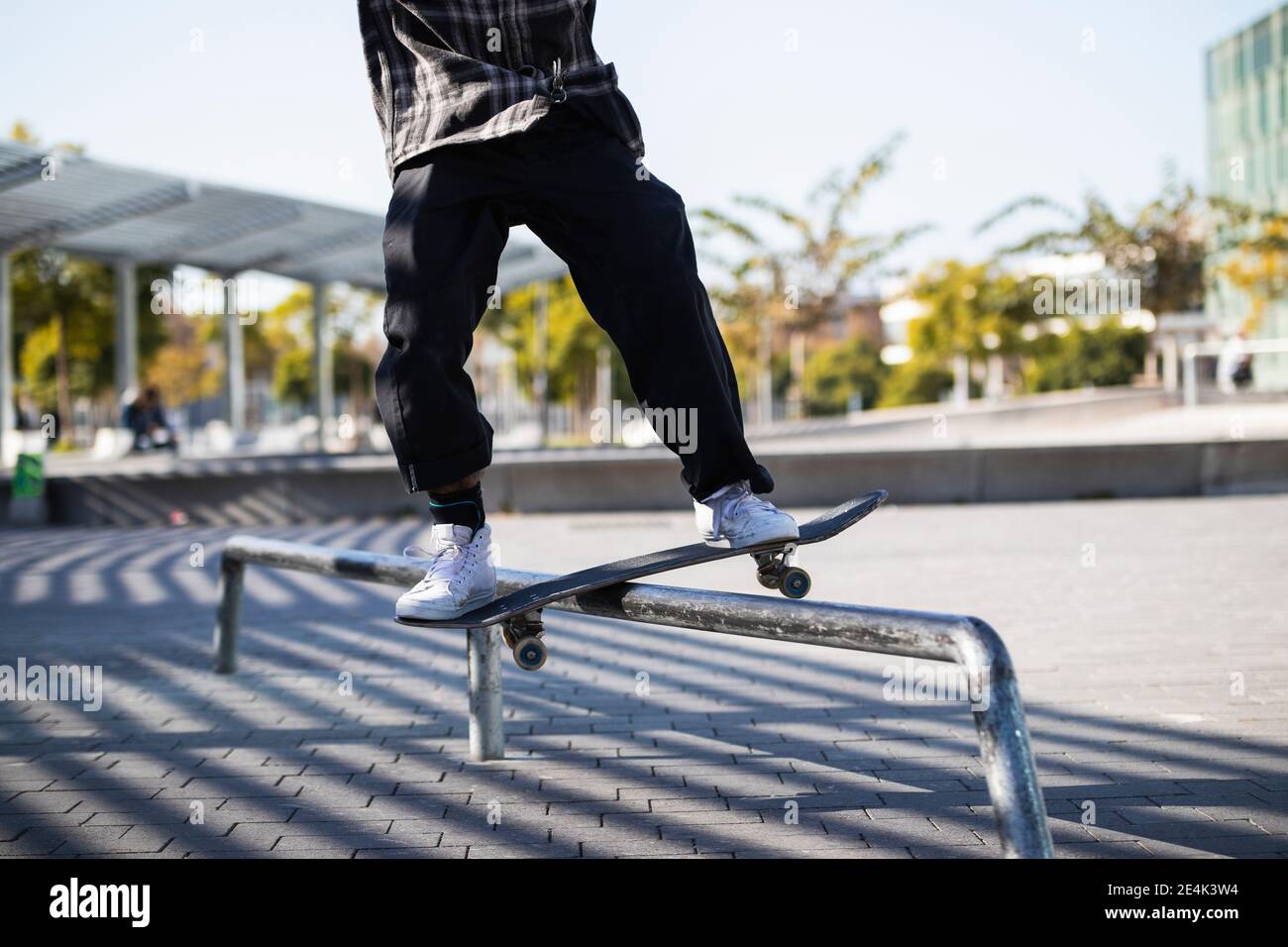 Balancing on skateboard hi-res stock photography and images - Alamy