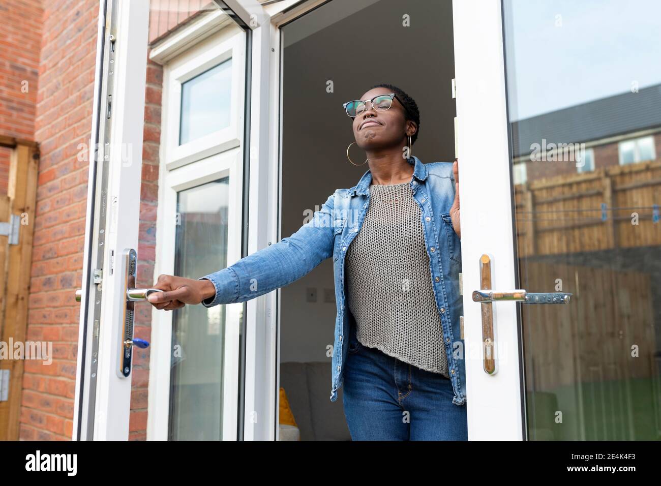 Opening doors hi-res stock photography and images - Alamy