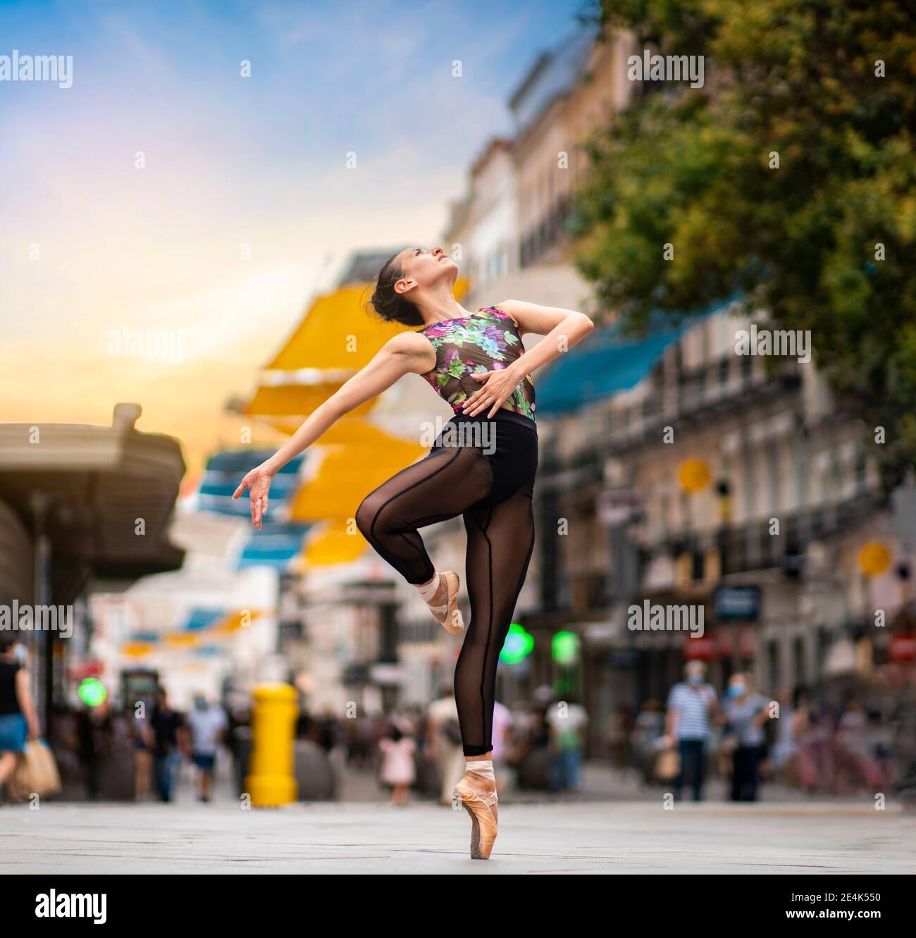 Dancer in the street hi-res stock photography and images - Alamy