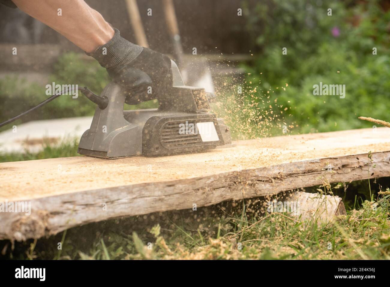 Hands of man sawing plank with circular saw Stock Photo - Alamy
