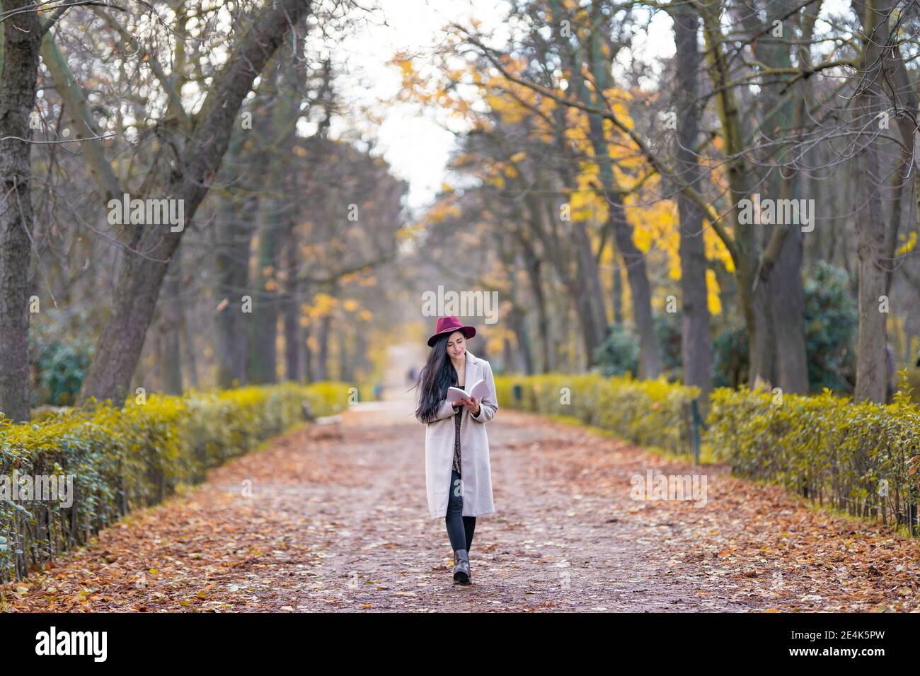 Woman walking reading hi-res stock photography and images - Alamy