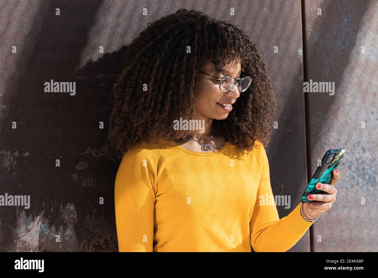 African woman using smart hi-res stock photography and images - Alamy
