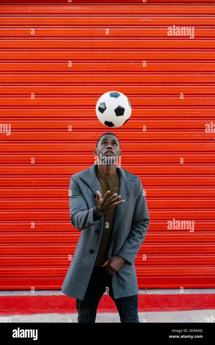 Man standing against red wall hi-res stock photography and images - Alamy