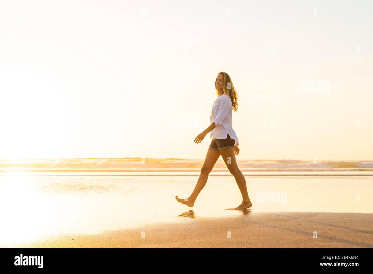 Walking into the sunset hi-res stock photography and images - Alamy