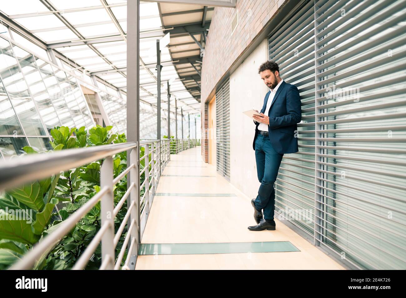 Man leaning against railing hi-res stock photography and images - Alamy
