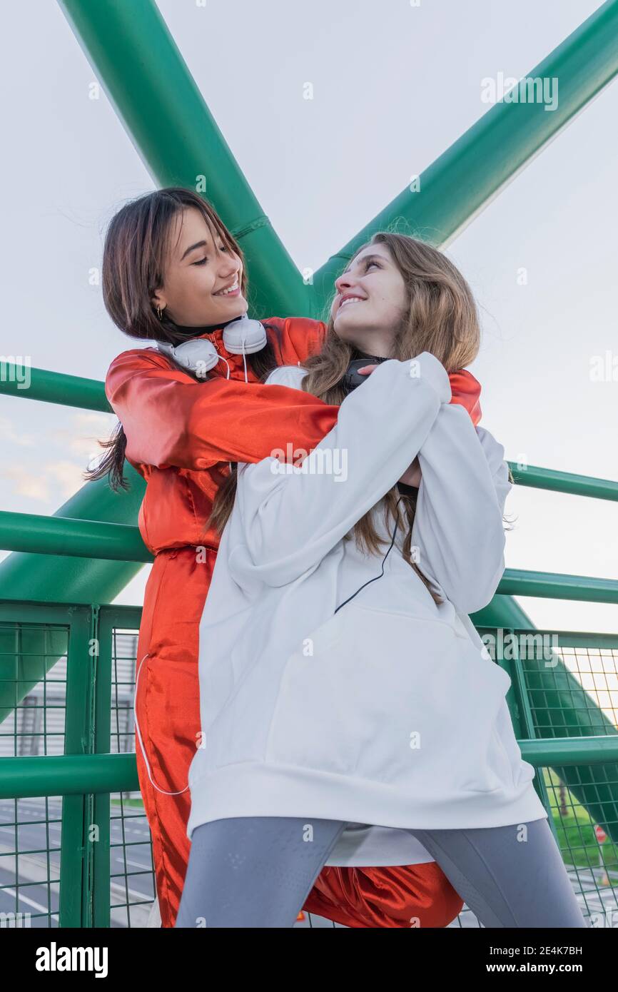 Three girls from behind hi-res stock photography and images - Alamy