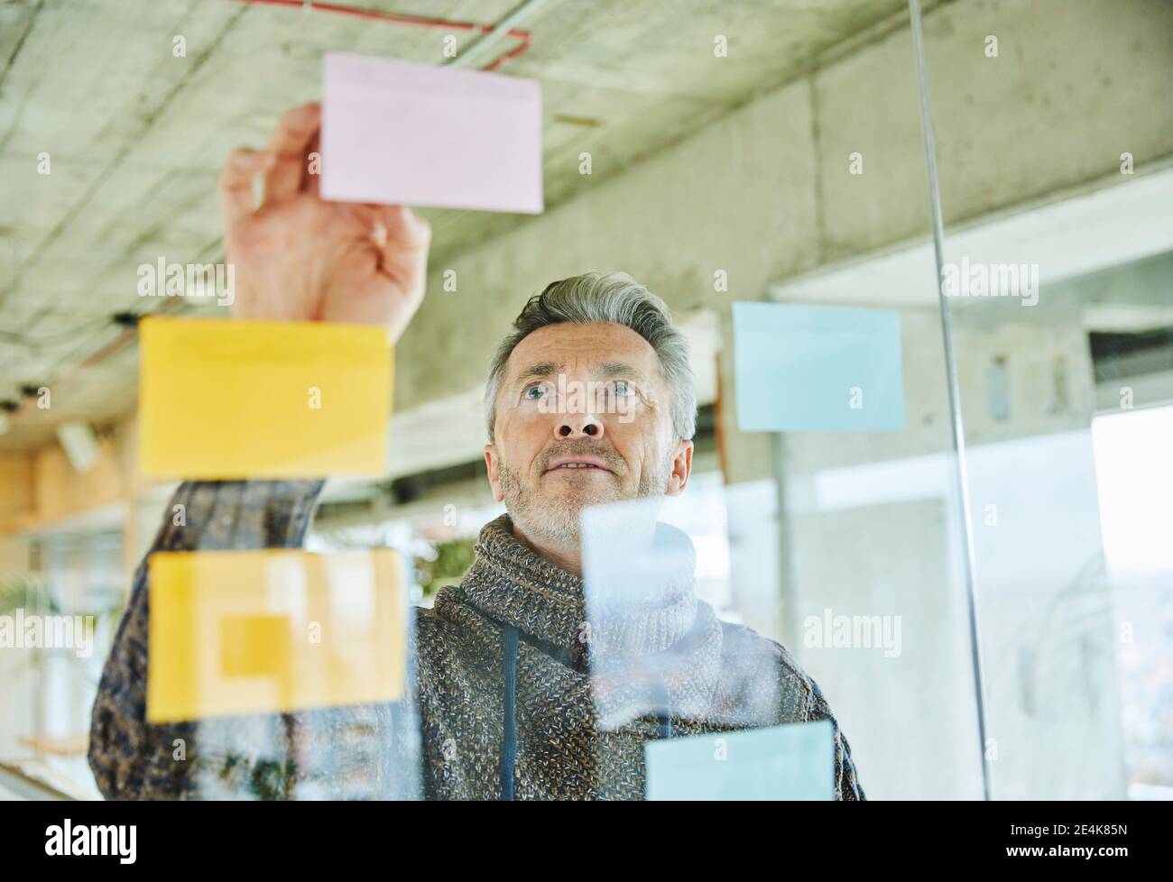 Putting note hi-res stock photography and images - Alamy